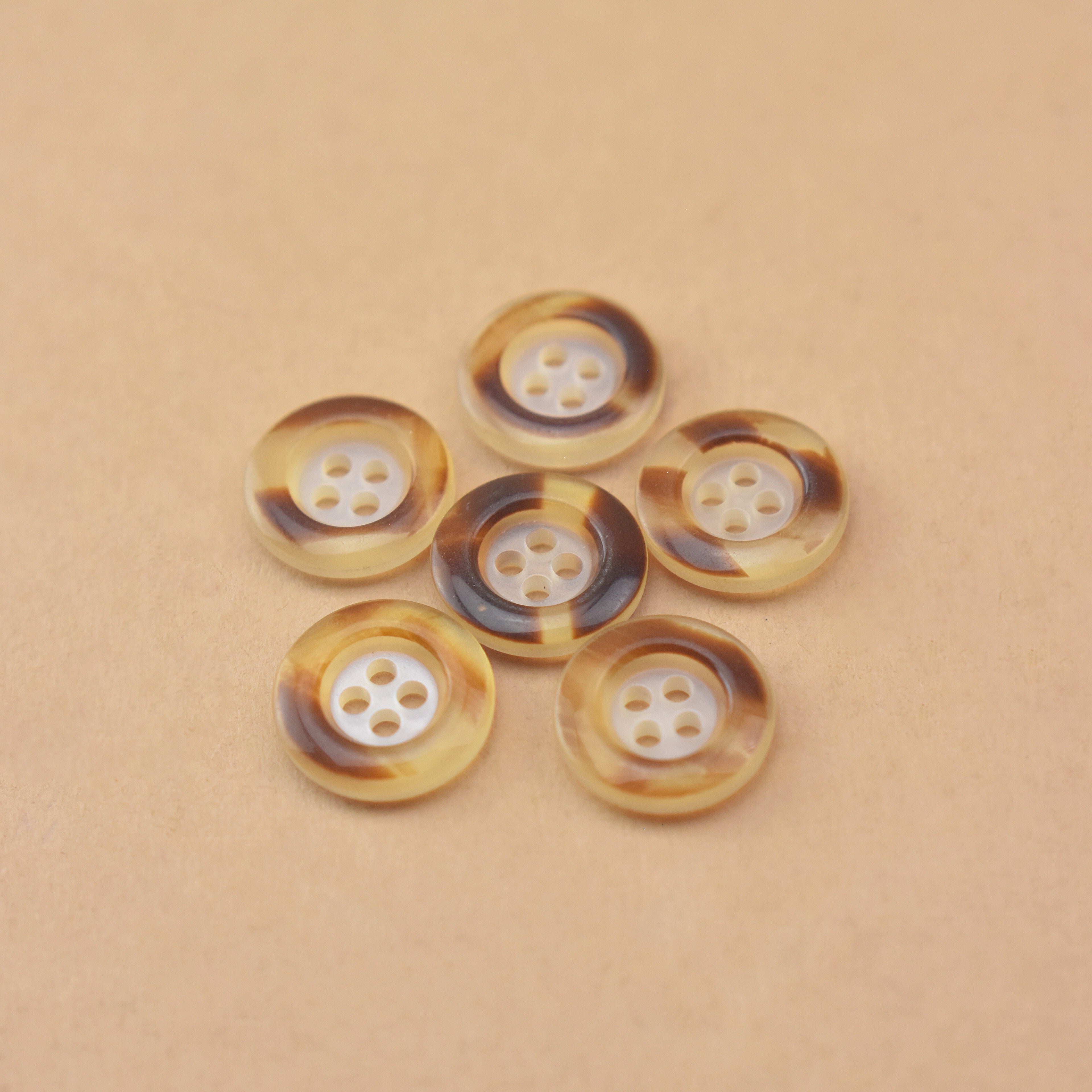 Botones 4 hendiduras 2 colores modelo 2040. 24-30 Caja 105-BB